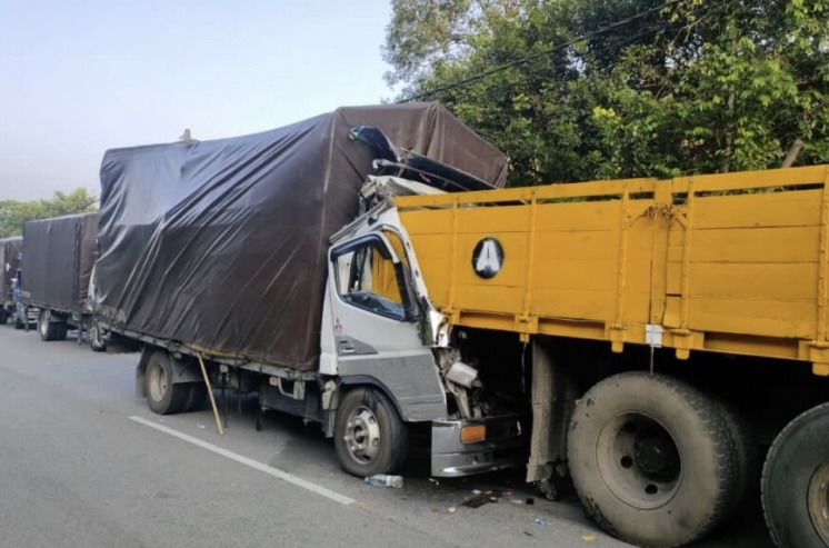 Pemandu, kelindan maut, lori rempuh treler rosak berhenti tengah jalan ...