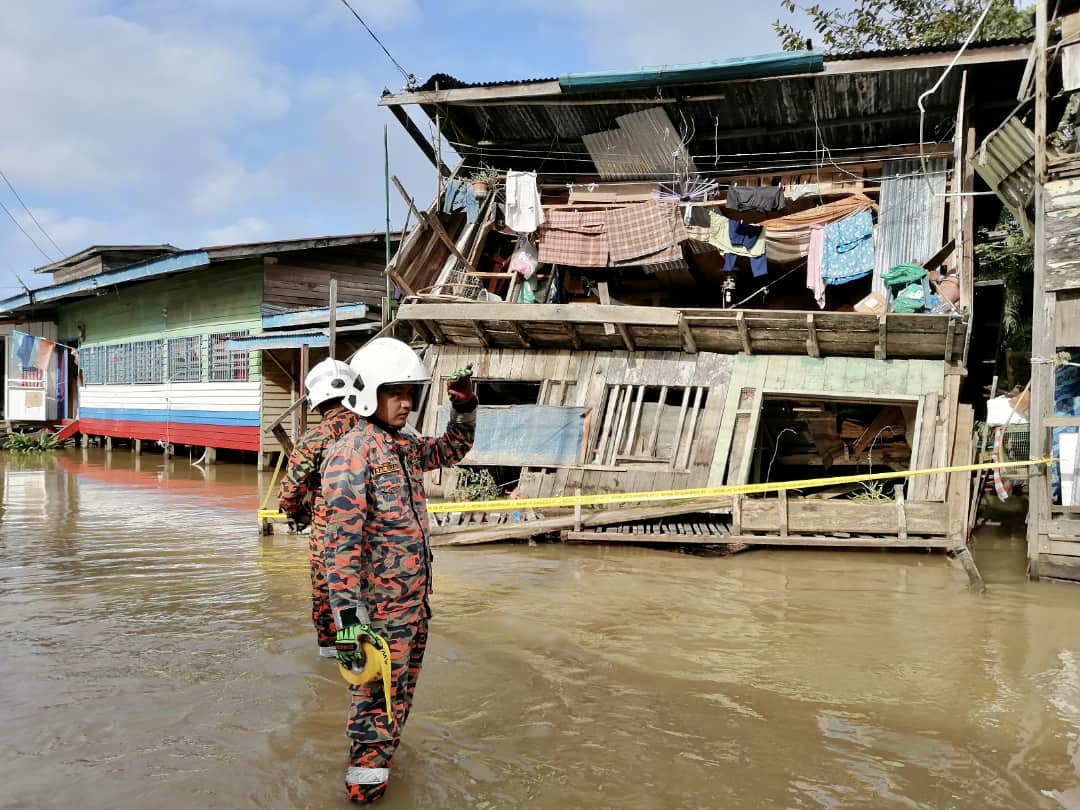 Rumah roboh terkena limpahan air sungai di Tawau - Warta Oriental