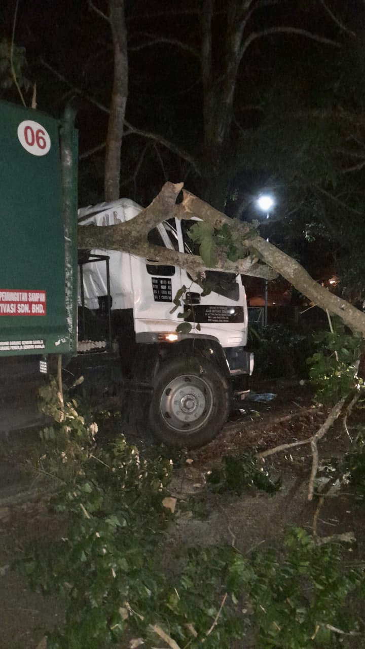 Lori sampah terbabas langgar pokok di Tawau, seorang cedera - Warta ...