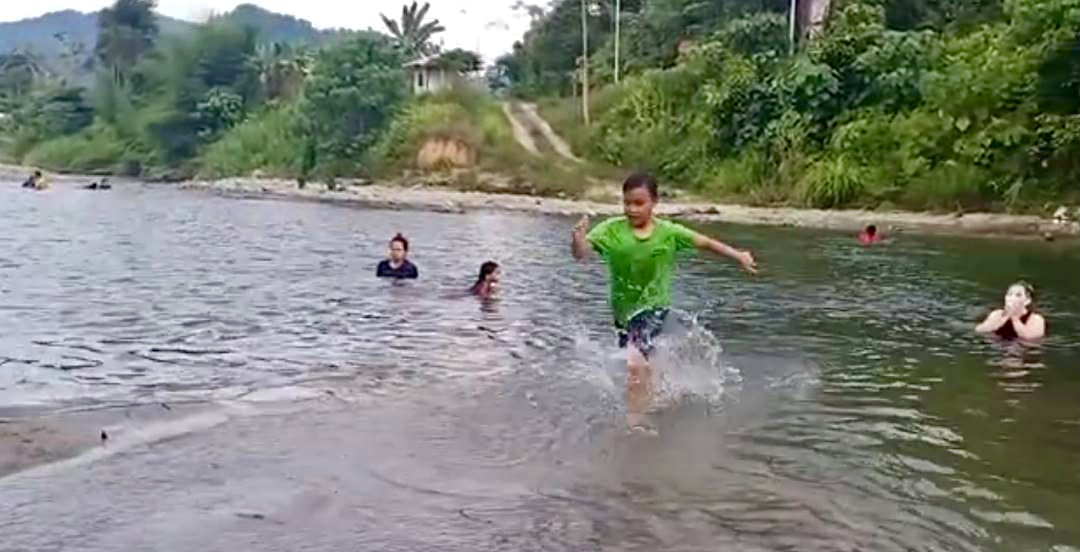 Cuaca panas : Penduduk, pelawat ‘serbu’ sungai dan taman air di Ranau ...