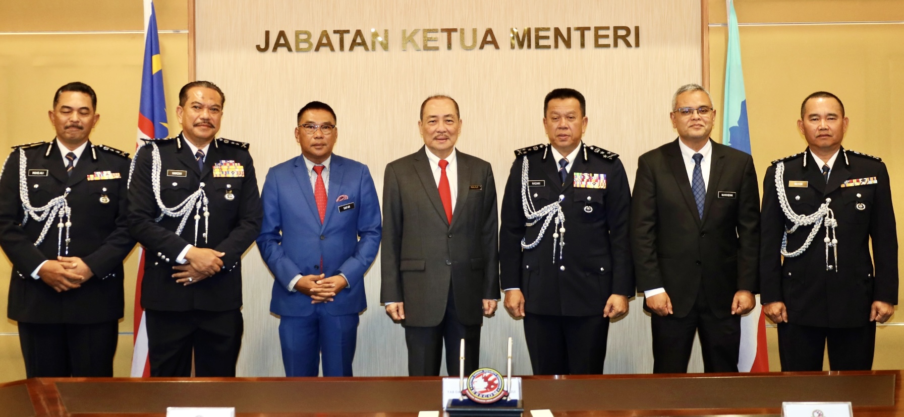 Victor Sanjos receives Esscom commander baton - Warta Oriental