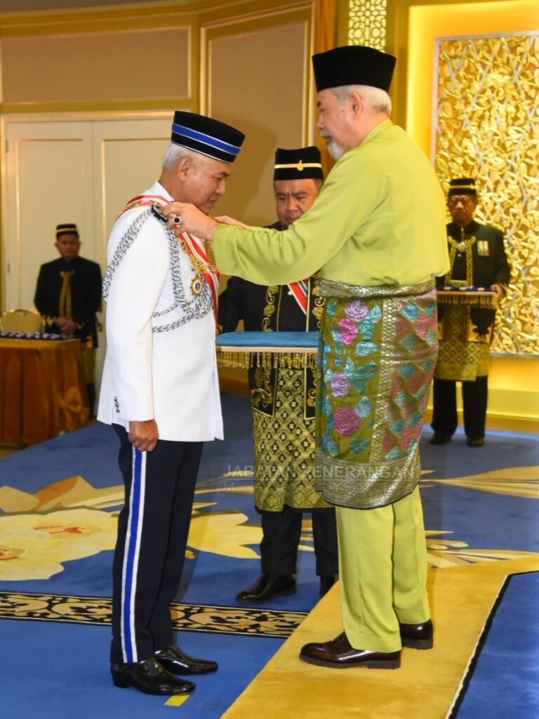 Acryl Sani nakaramit darjah SPDK | Warta Oriental