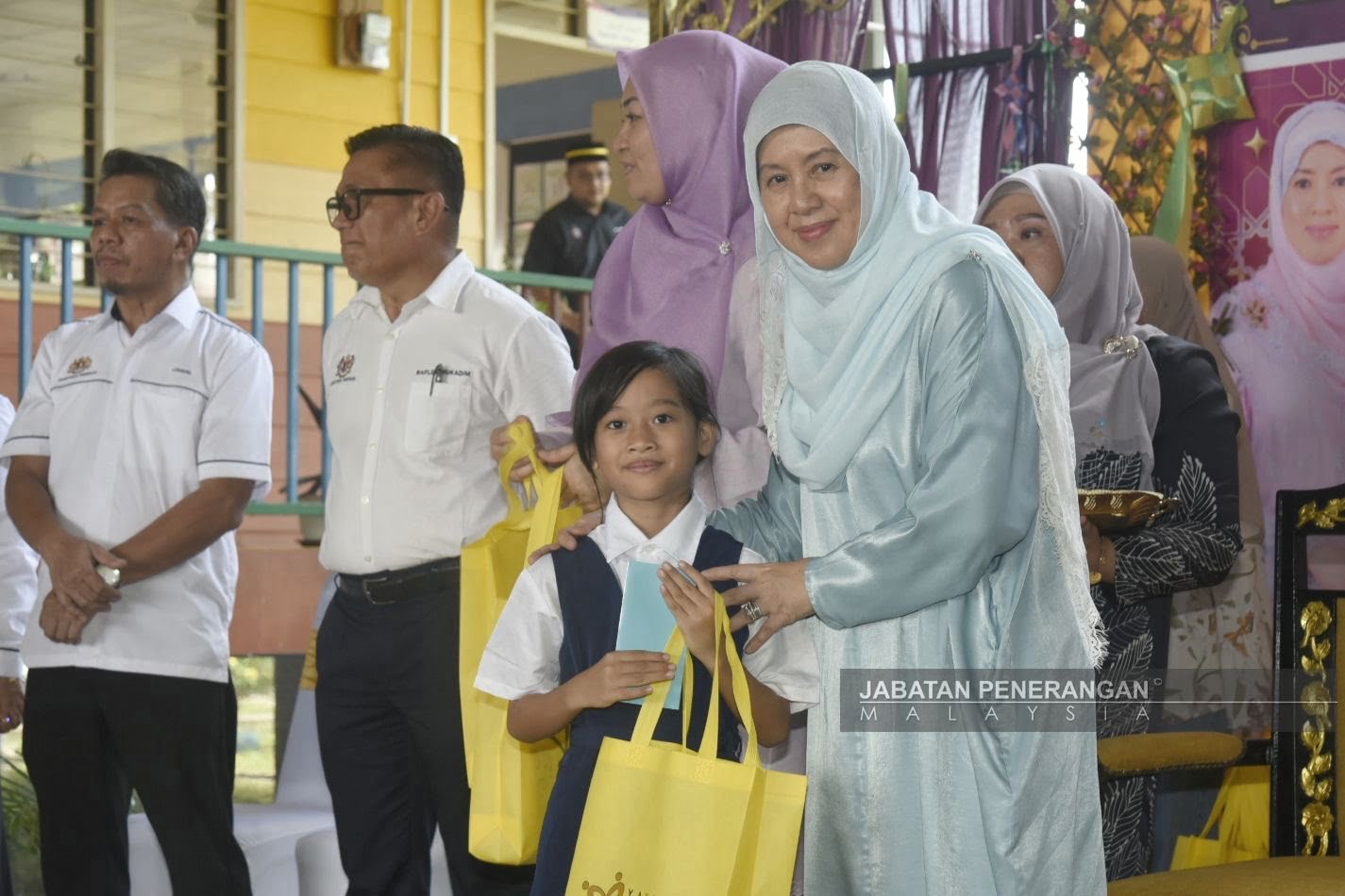 103 Murid SK Belatik, 88 mualaf terima sumbangan YNJ | Warta Oriental