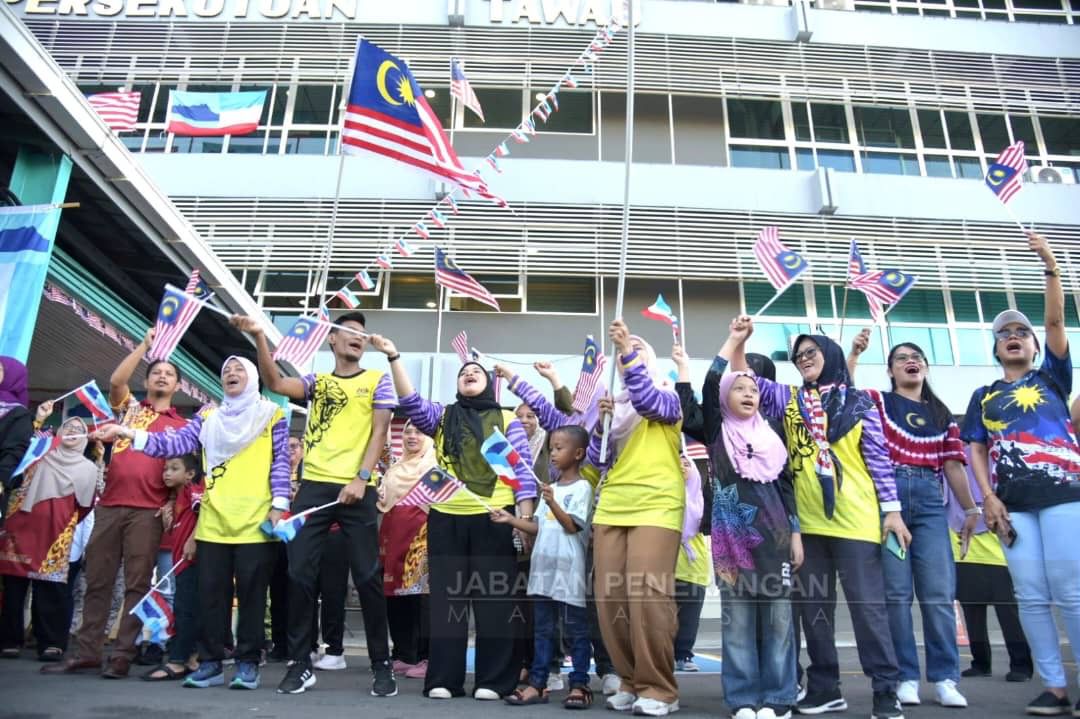 100 murid SK Pangi terima bantuan School Box Maritim | Warta Oriental