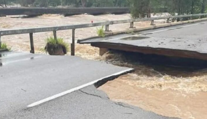 Jalan utama runtuh akibat banjir besar di Queensland | Warta Oriental