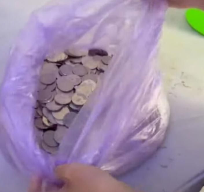 Majikan bayar gaji terakhir pekerja guna duit syiling | Warta Oriental