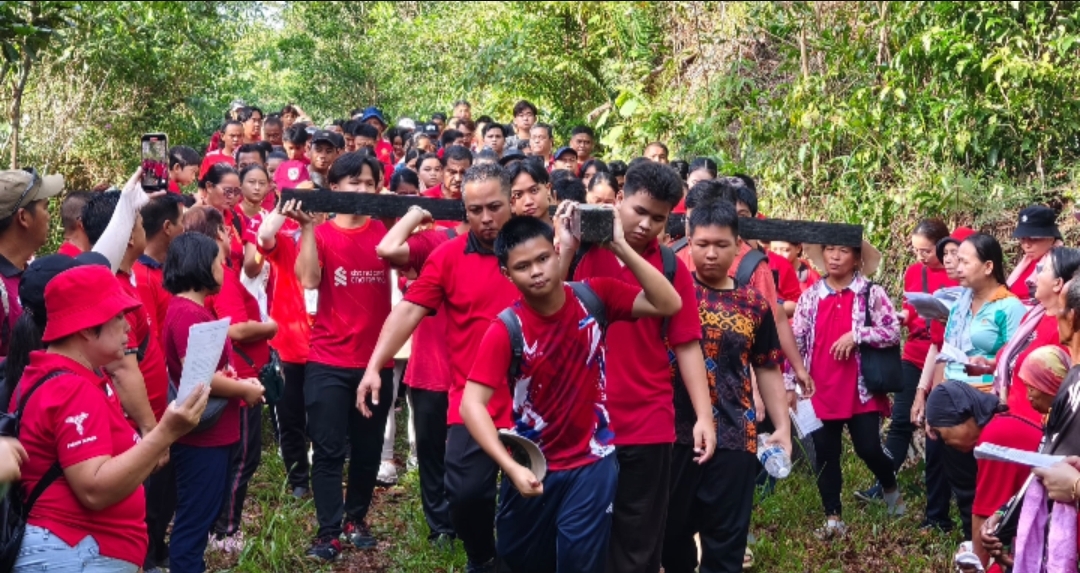 Ratusan umat Katolik sertai Jalan Salib di Bukit Paranggi, Tenghilan ...