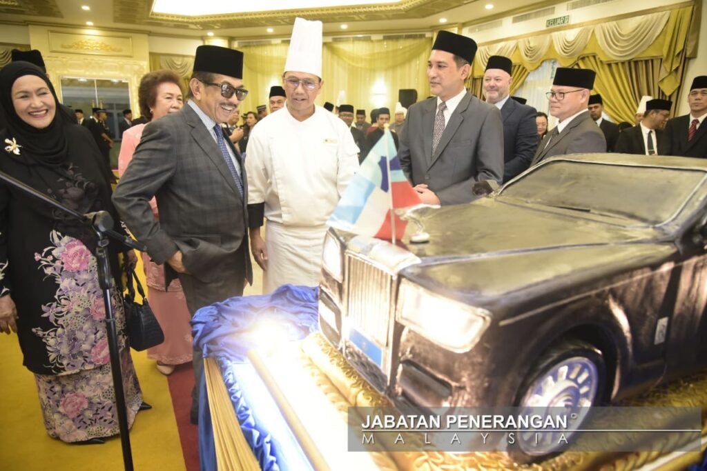 15 kek Ulang Tahun Rasmi TYT diagih ke rumah kebajikan, anak yatim | Warta Oriental