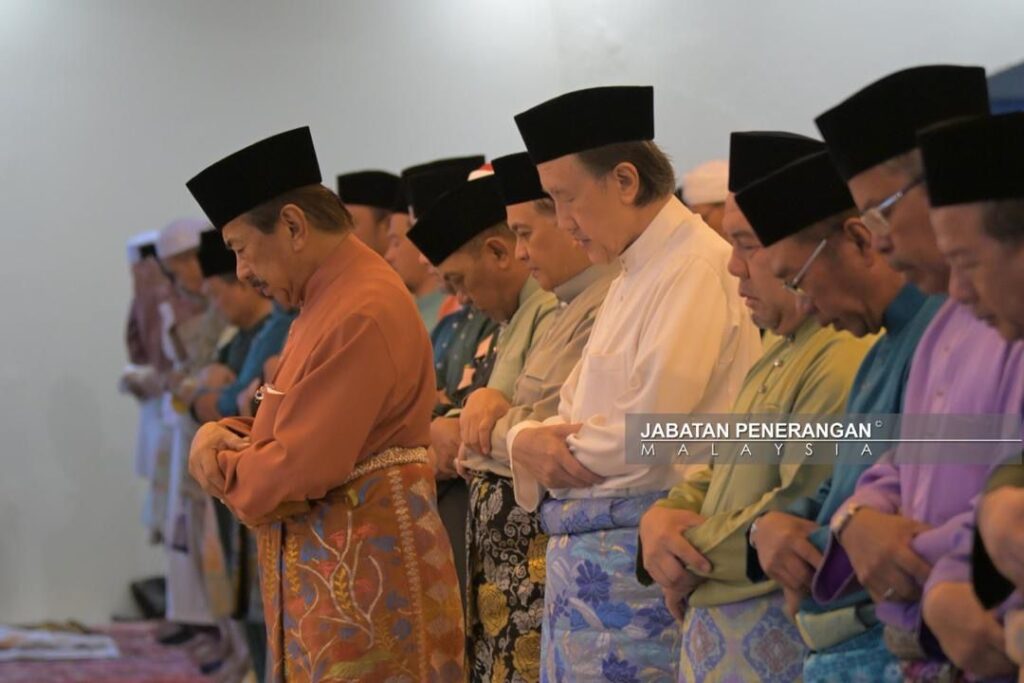 Lebih 6,000 jemaah sertai solat Aidiladha bersama Tun Musa | Warta Oriental